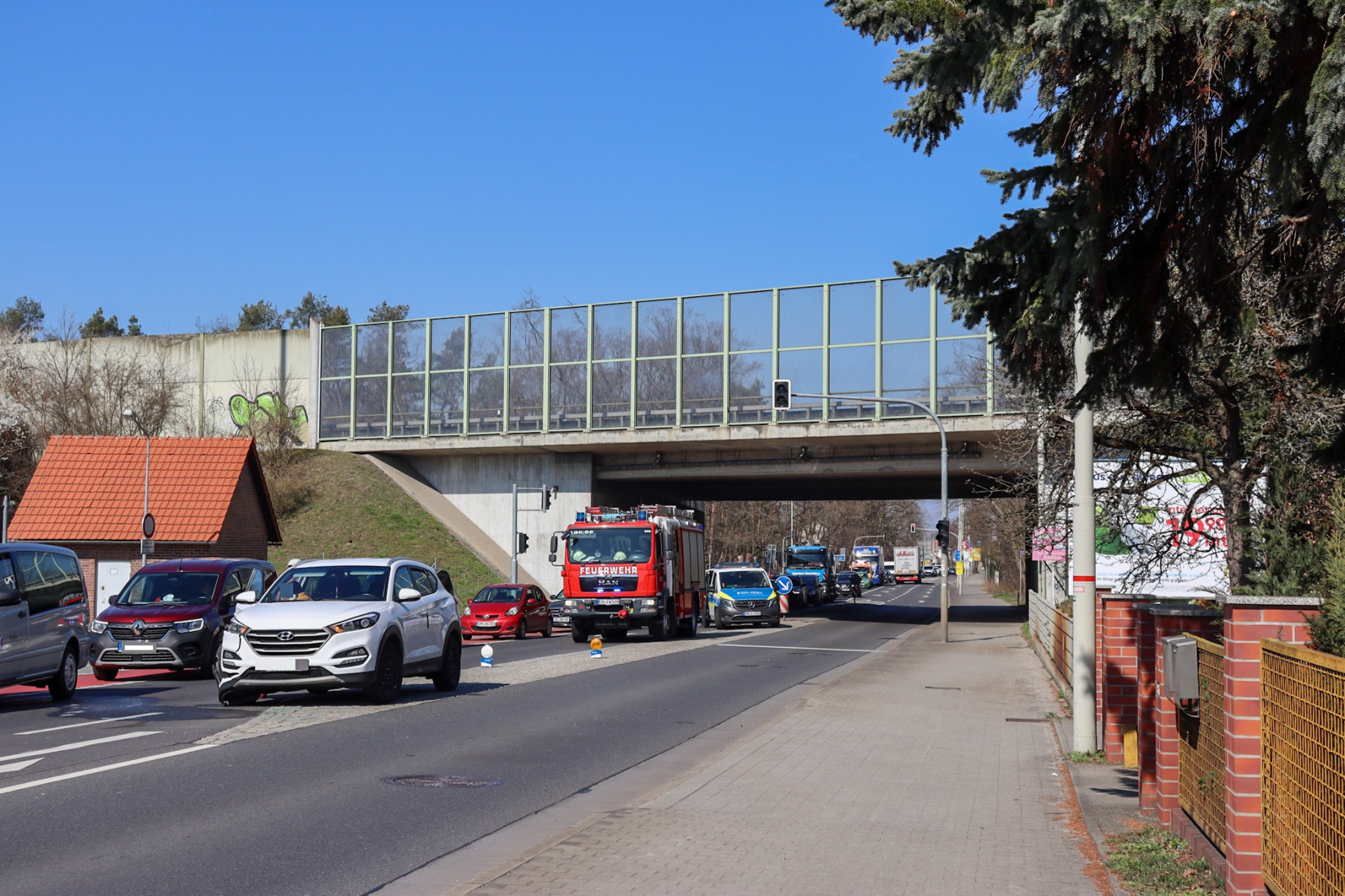 Verkehrsunfall in Cottbus: Zwei PKW kollidieren - Rettungsdienst versorgt Verletzte ...