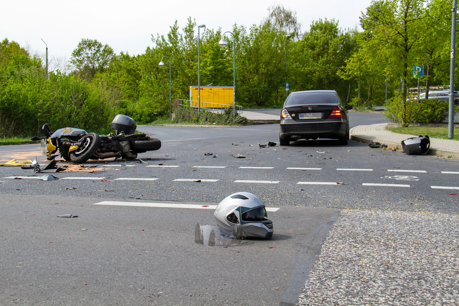 Zossen: Schwerer Verkehrsunfall zwischen Auto und Motorrad – Motorradfahrer mit Hubschrauber in ...